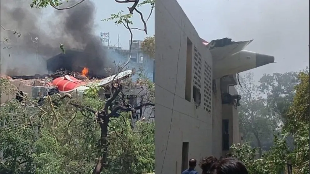 Tragedia aérea en India: se estrelló un avión con 242 personas a bordo